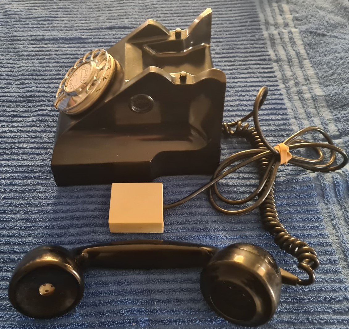 PMG 401-AT Released in the 1950's - Old Phones Australia